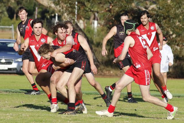 Round 4 of KI Football: two one-sided contests | The Islander