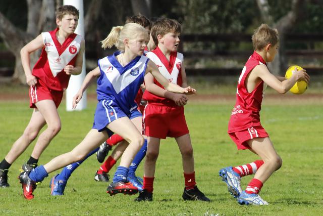 Junior footy action at Parndana: PHOTOS | The Islander