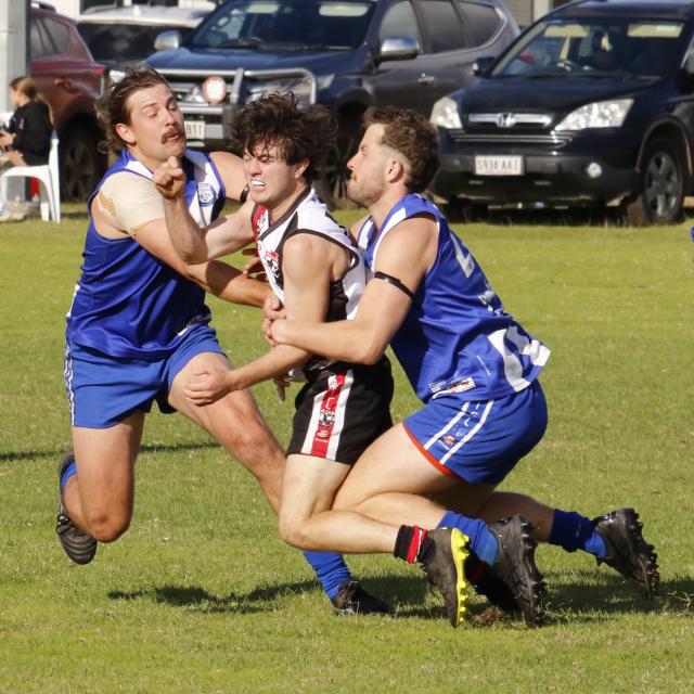 KI Footy Action | The Islander