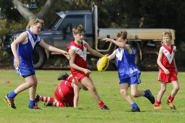 Junior footy action at Parndana: PHOTOS | The Islander